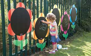 Outdoor Mark Making & Weaving – EASE